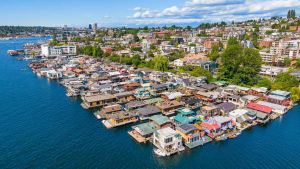 Floating Homes and Houseboats: What’s the Difference? | FLOHOM